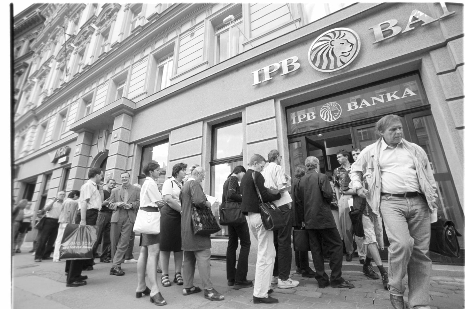 Největší bankovní krach v historii Česka: Před čtvrt stoletím padla IPB ...